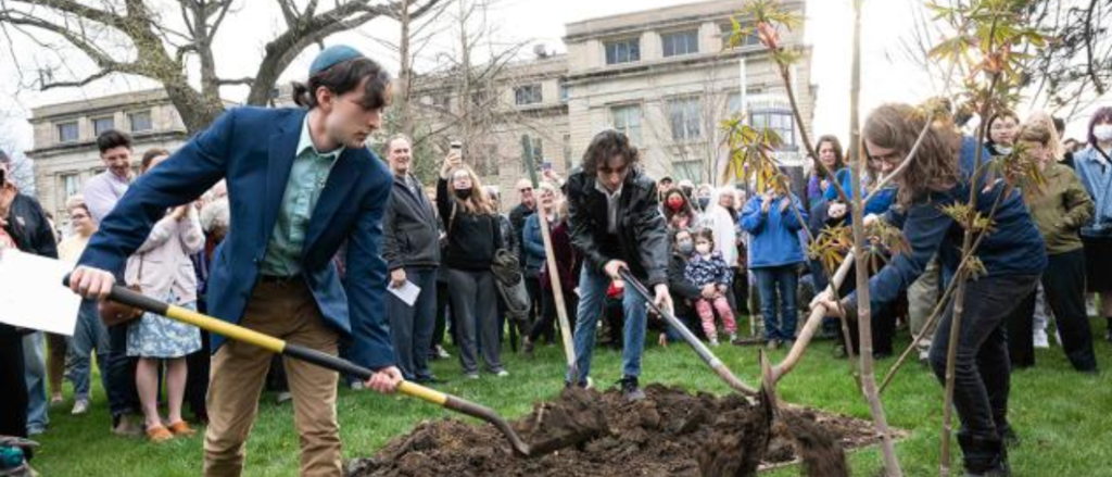 Iowa celebrates planting of Anne Frank tree on Pentacrest | Facilities ...